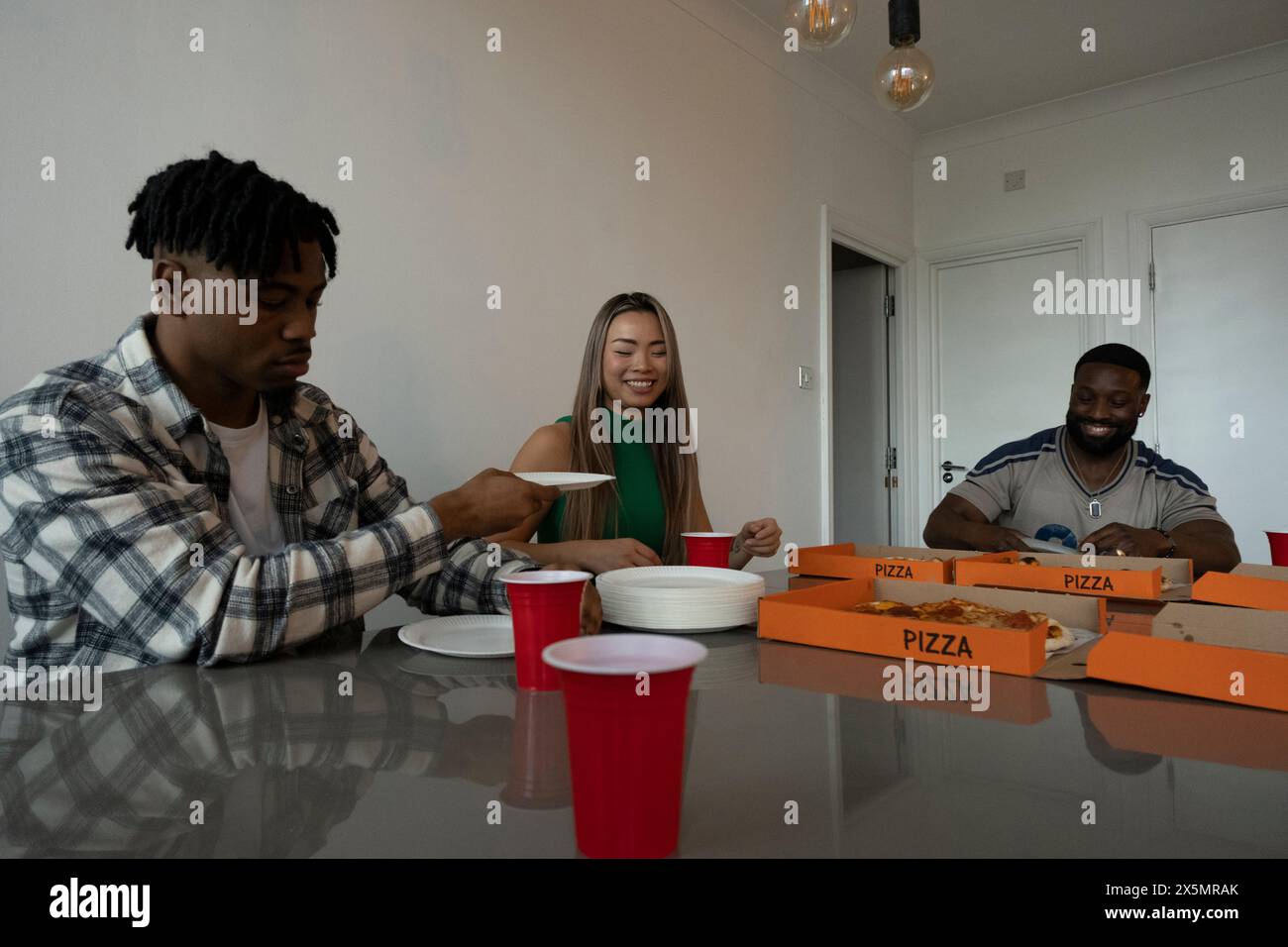 Women friends dining out hi-res stock photography and images - Alamy