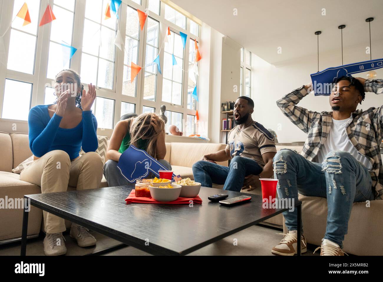 Women watching sport hi-res stock photography and images - Alamy