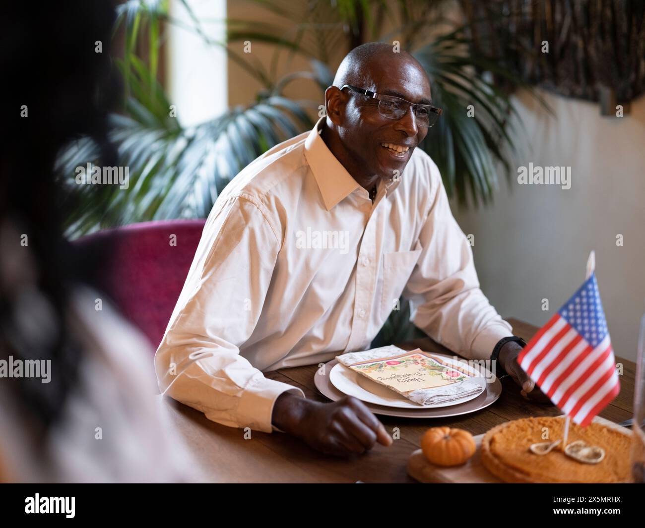 Man setting dining table hi-res stock photography and images - Alamy
