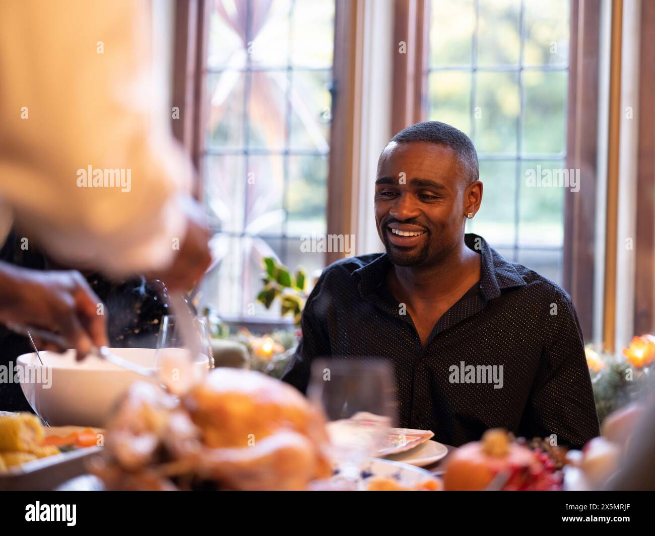 Family cutting turkey at Thanksgiving table Stock Photo - Alamy
