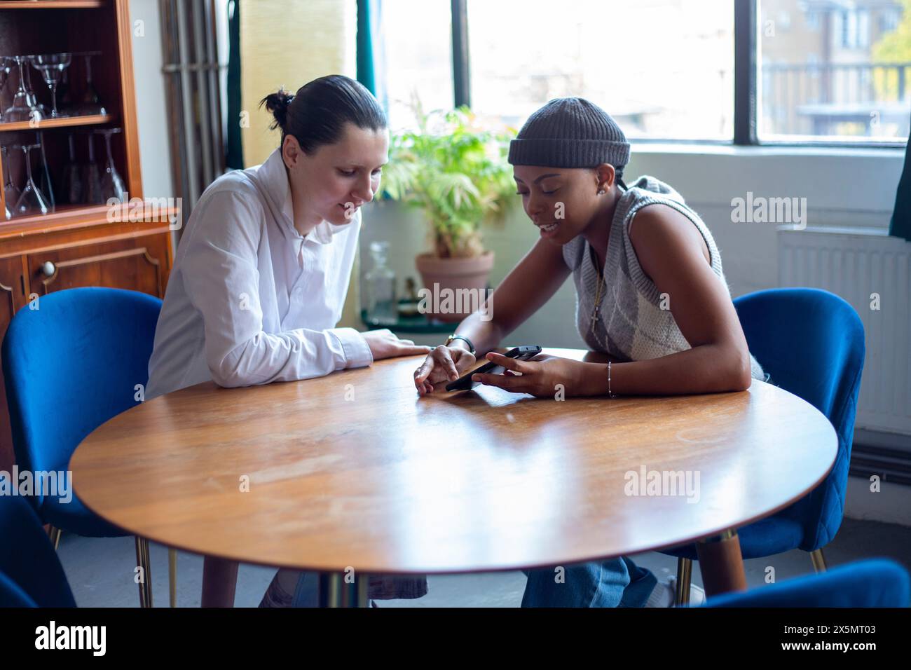 Women talking table not men hi-res stock photography and images - Alamy