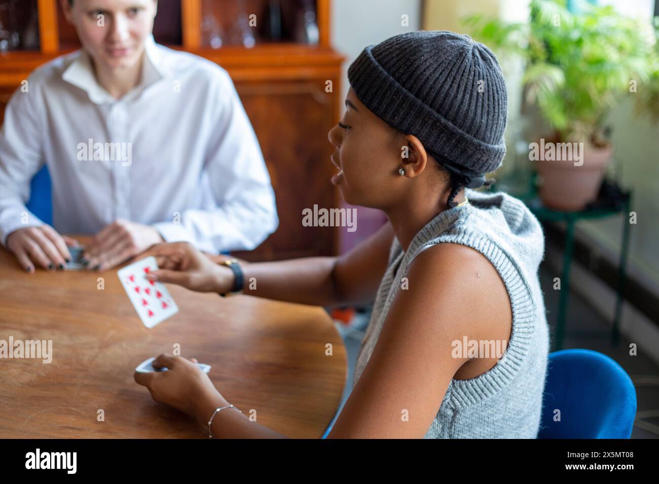 People playing cards at home Stock Photo - Alamy