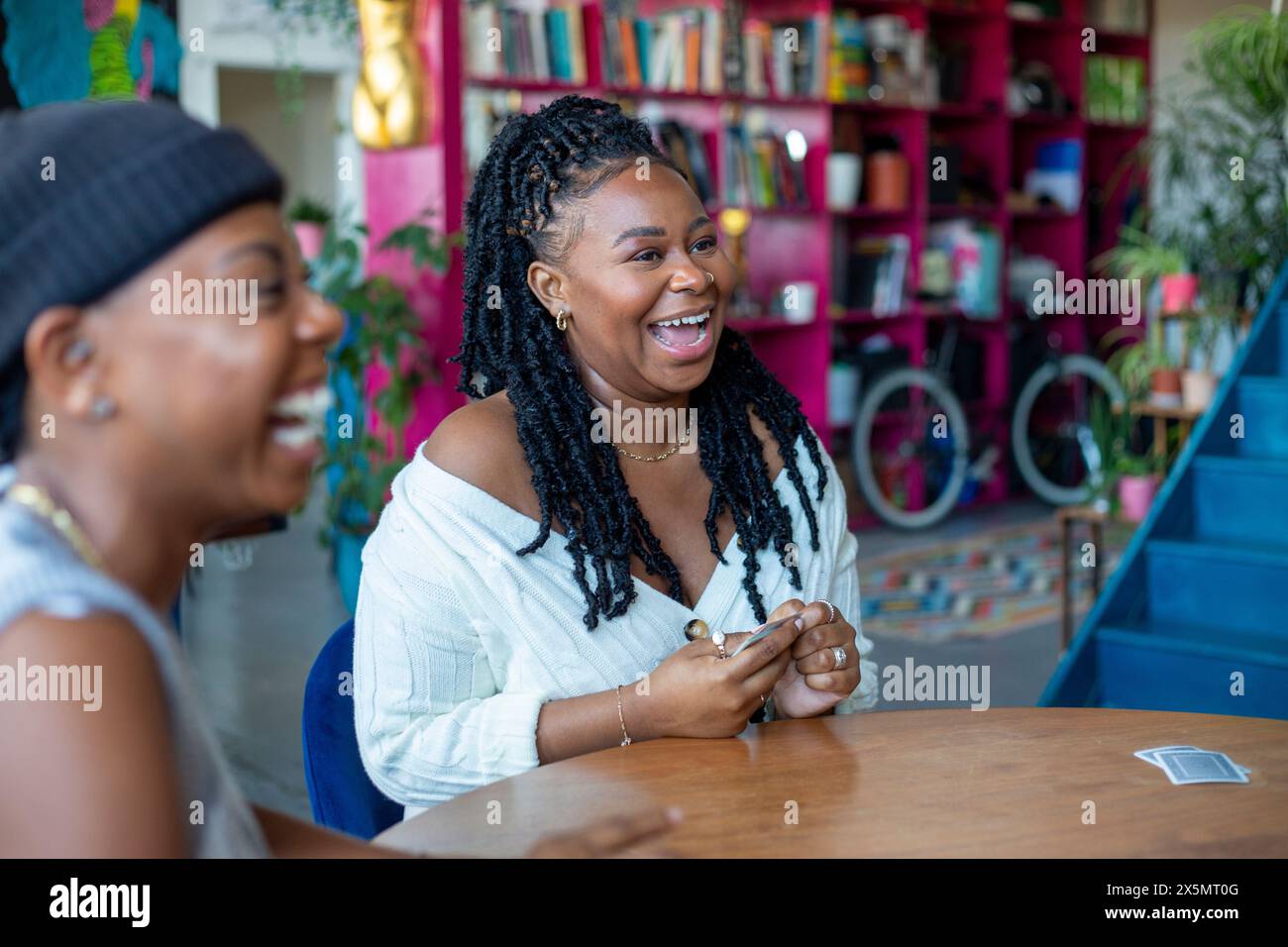 Women card table hi-res stock photography and images - Alamy