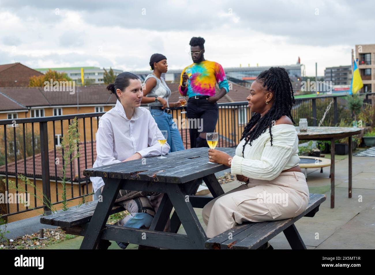 Rooftop friends hi-res stock photography and images - Alamy