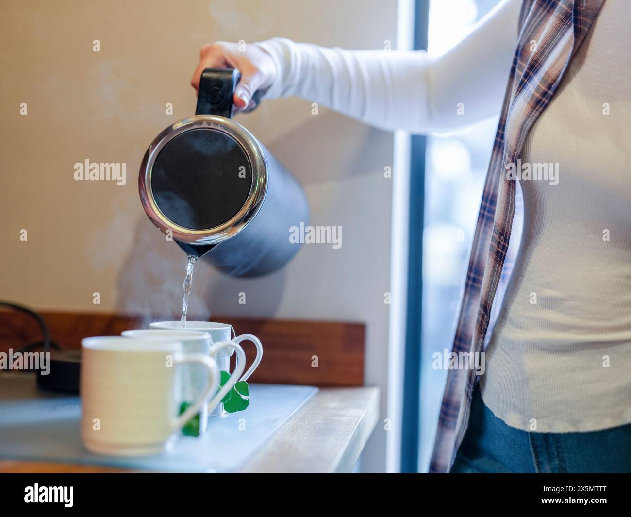Pouring water tea cup hi-res stock photography and images - Alamy