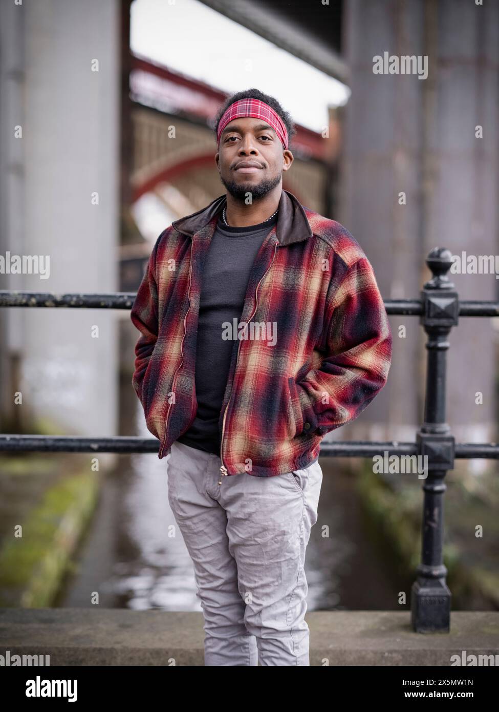 Portrait bridge hi-res stock photography and images - Alamy