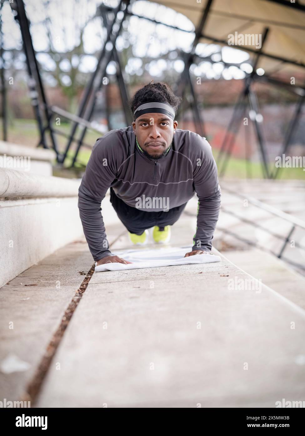 African american man push ups hi-res stock photography and images - Alamy