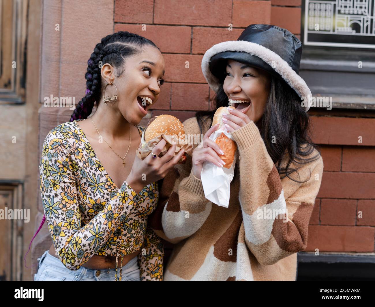 Women eating junk food hi-res stock photography and images - Alamy