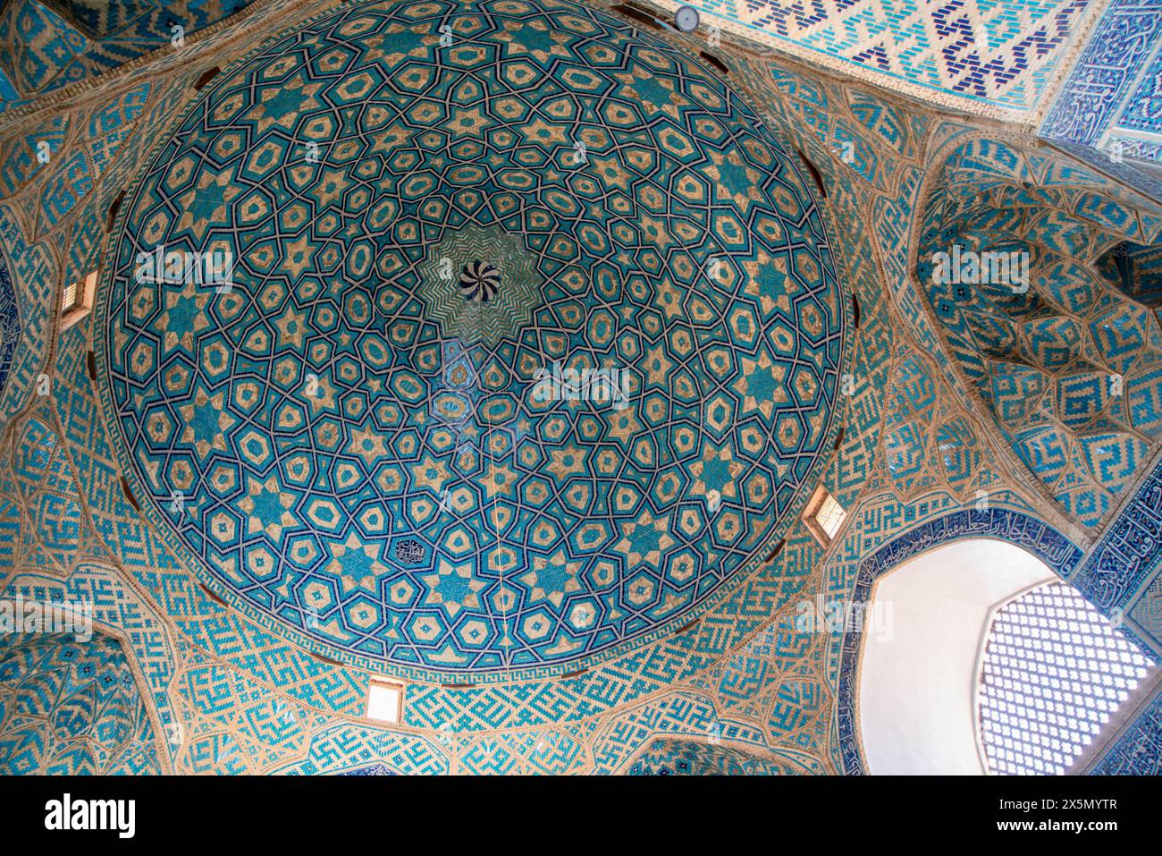 The geometric patterns on the mosque's dome show amazing Islamic art ...
