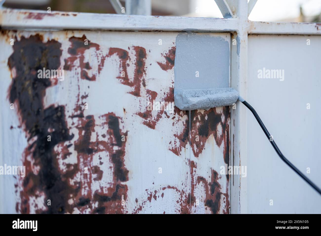 Anti-rust primer paint roller, on the rusty metal panel Stock Photo - Alamy
