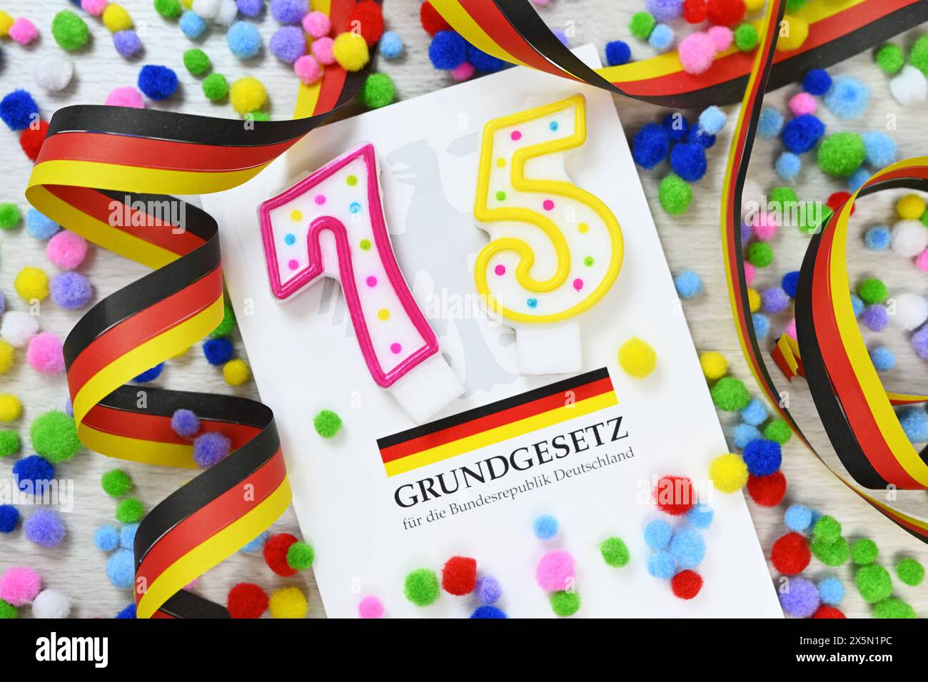 Deutsches Grundgesetz mit der Zahl 75 und Girlanden, Symbolfoto 75 ...