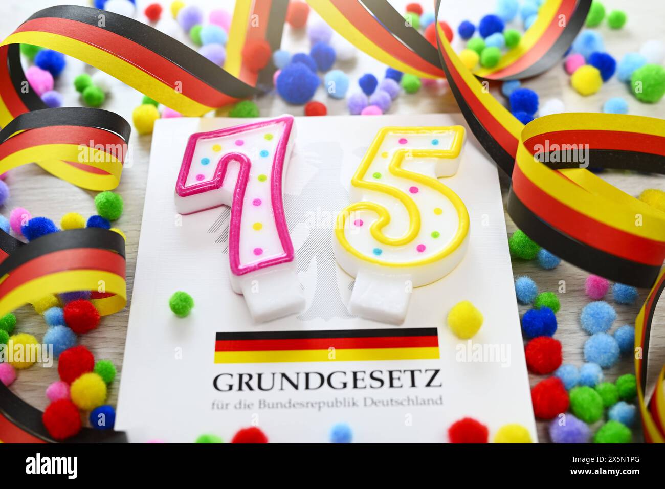 Deutsches Grundgesetz mit der Zahl 75 und Girlanden, Symbolfoto 75 ...