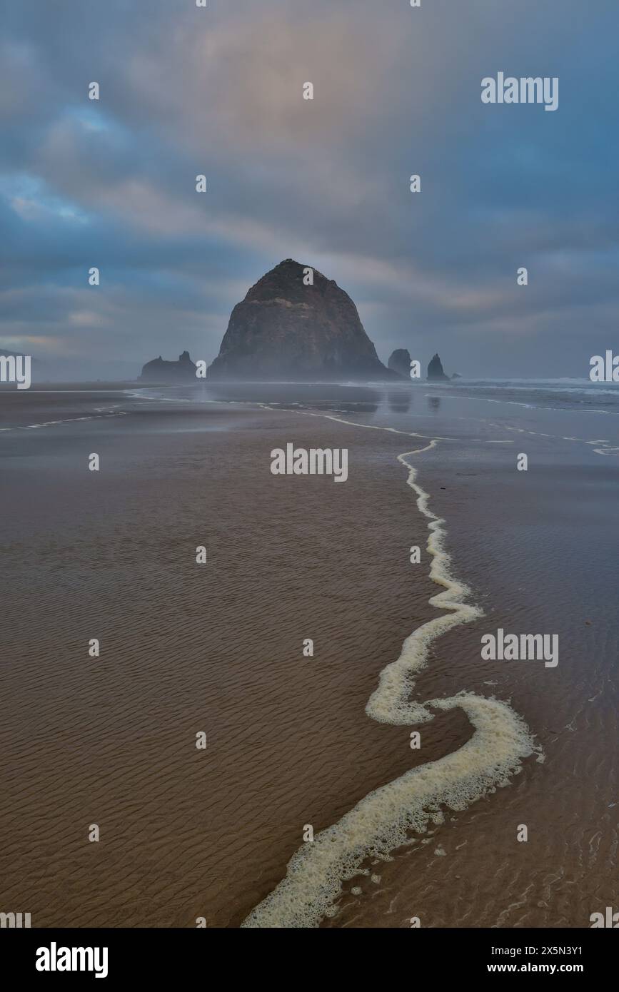 Cannon beach and haystack rock hi-res stock photography and images - Alamy