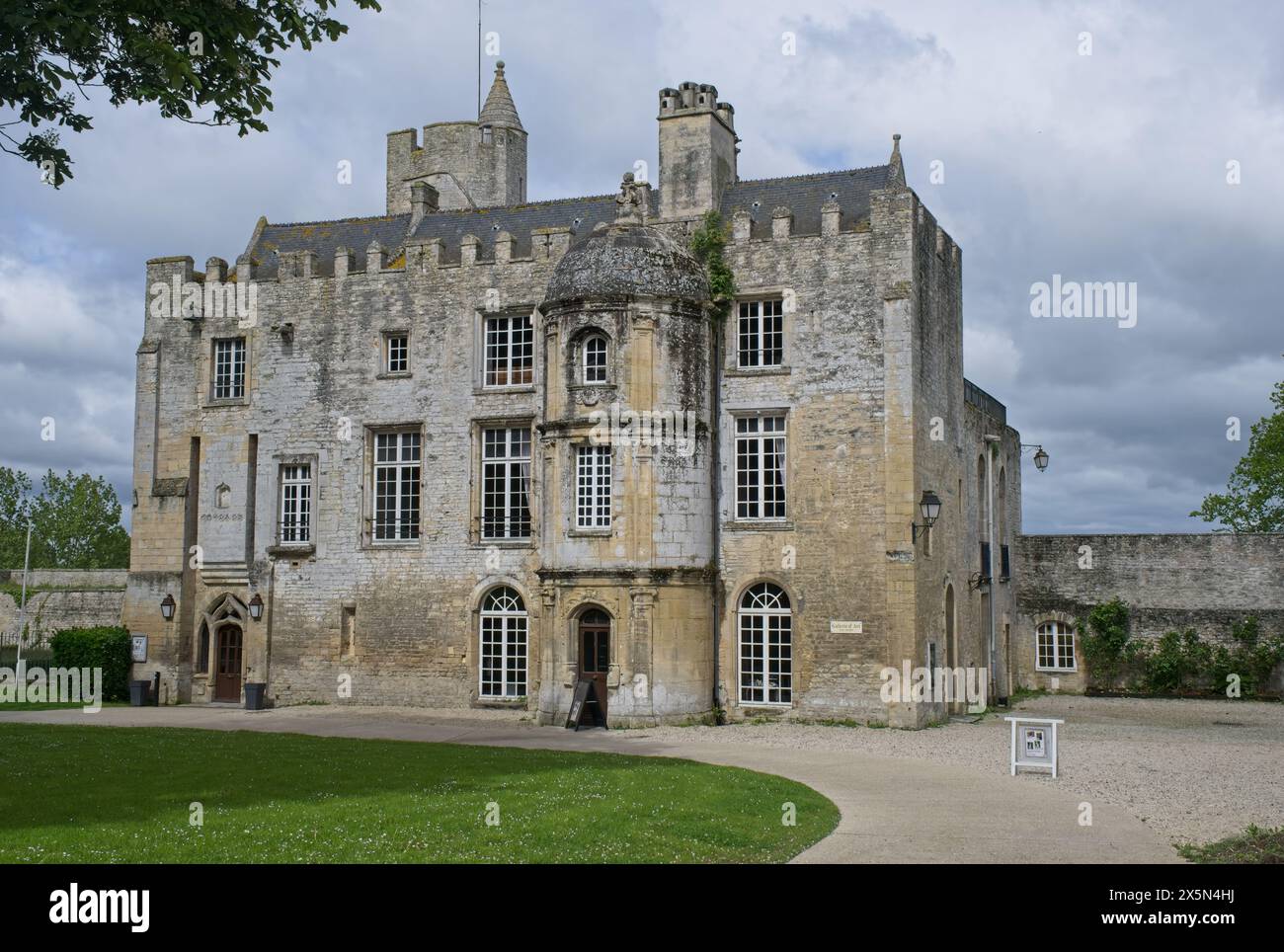 Creully sur seulles street hi-res stock photography and images - Alamy