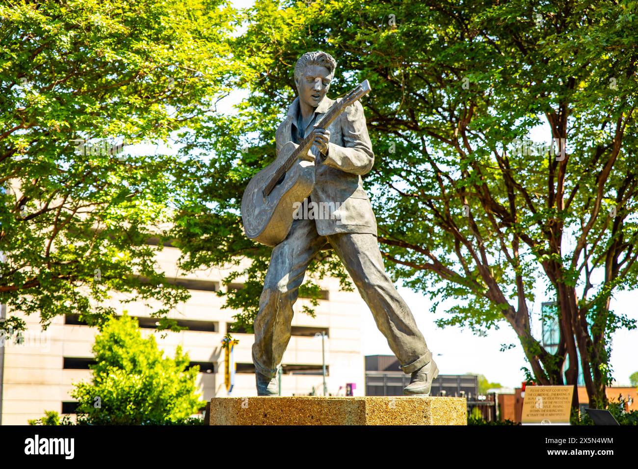 Elvis statue and memphis hi-res stock photography and images - Alamy