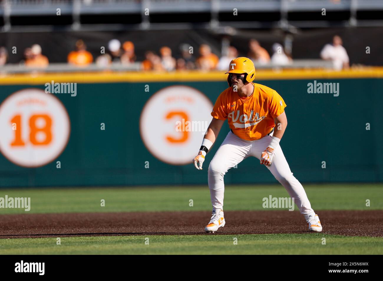 Tennessee Volunteers first baseman Blake Burke (25) on base against the ...
