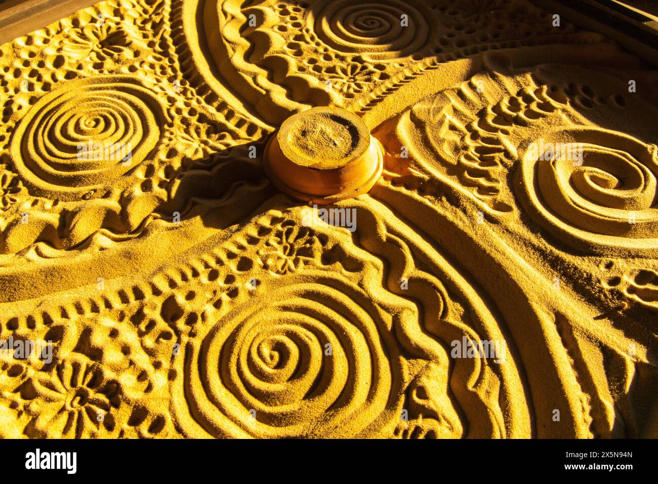 Sand painting hi-res stock photography and images - Alamy