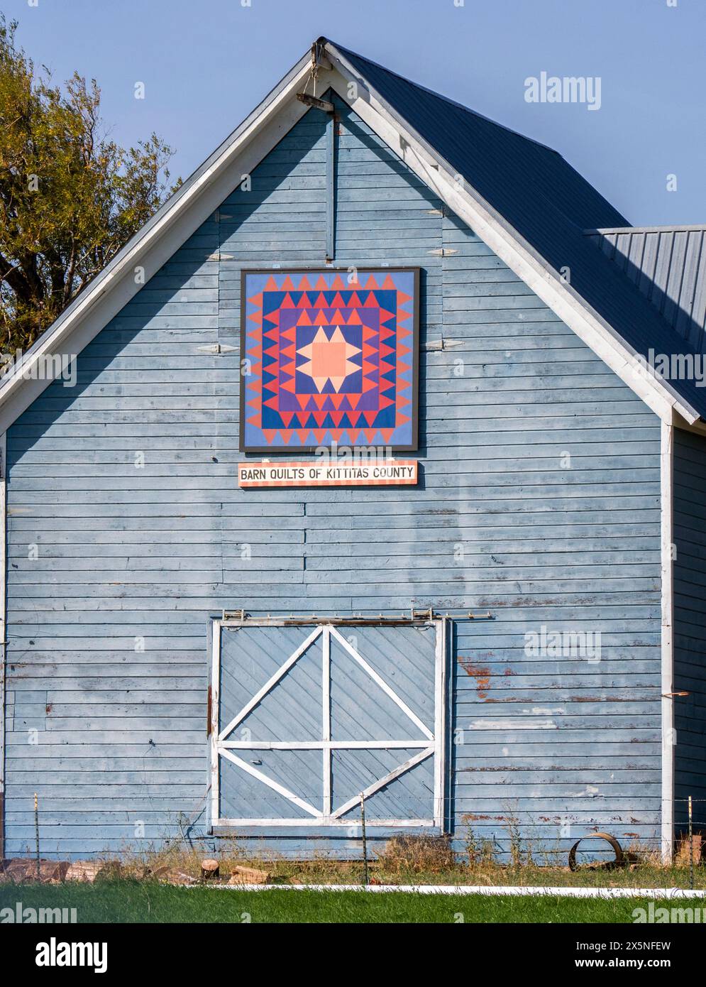 USA, Washington State, Kittitas County. Blue barn on the Barn Quilt Trail in Kittitas County ...
