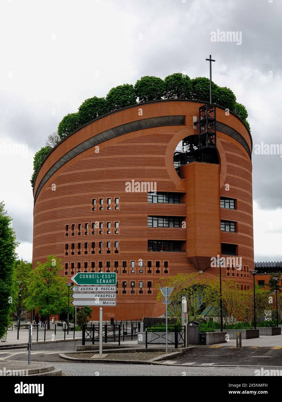 Evry cathedral of the resurrection hi-res stock photography and images ...