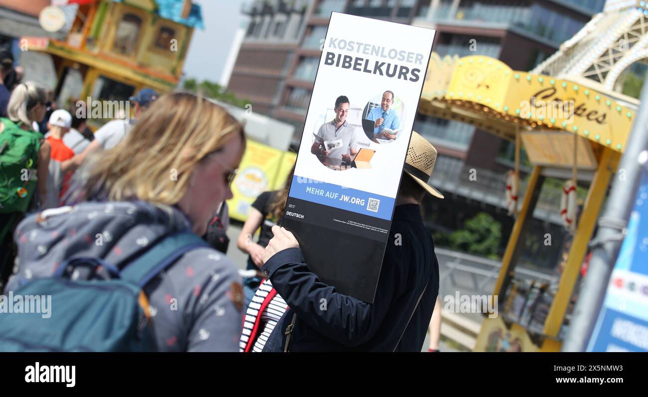 Ein Mitglied der Zeugen Jehovas wirbt auf dem Hamburger Hafengeburtstag für eine kostenlosen ...