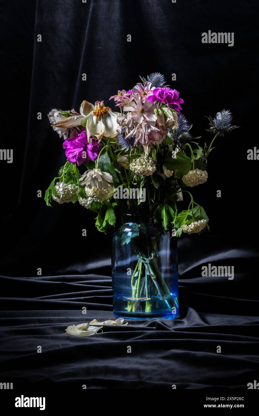 Bunch of withered flowers hi-res stock photography and images - Alamy