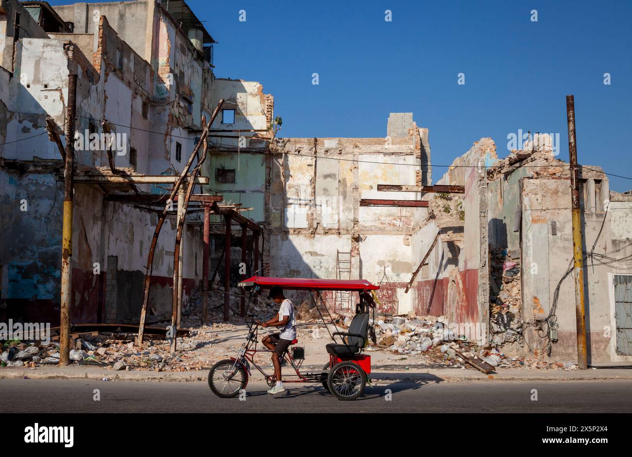 Havana cuba derelict building hi-res stock photography and images - Alamy