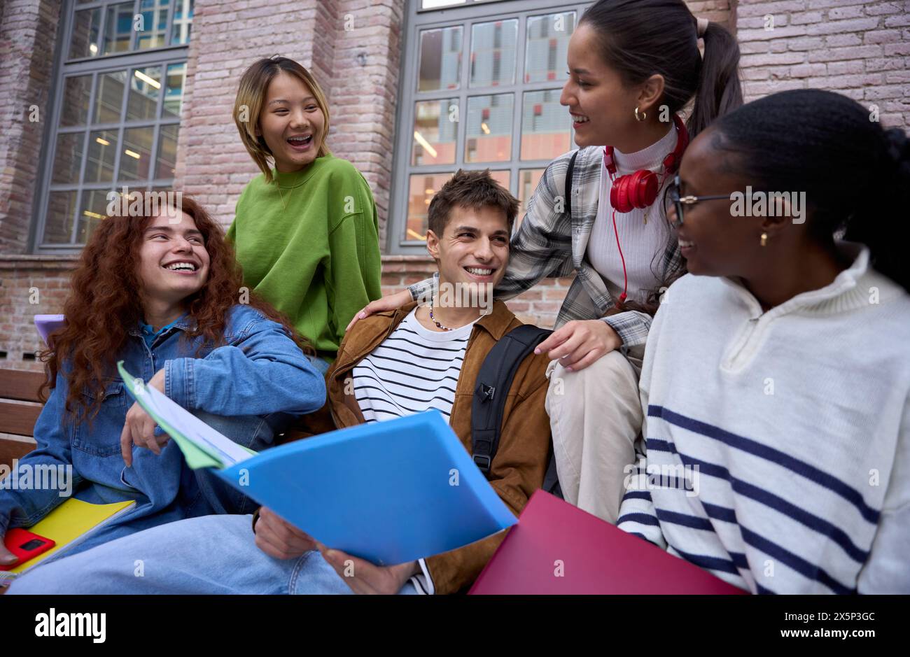 Group happy diverse university hi-res stock photography and images - Alamy