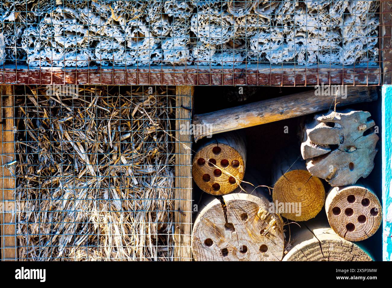 Bug hotel straw hi-res stock photography and images - Alamy