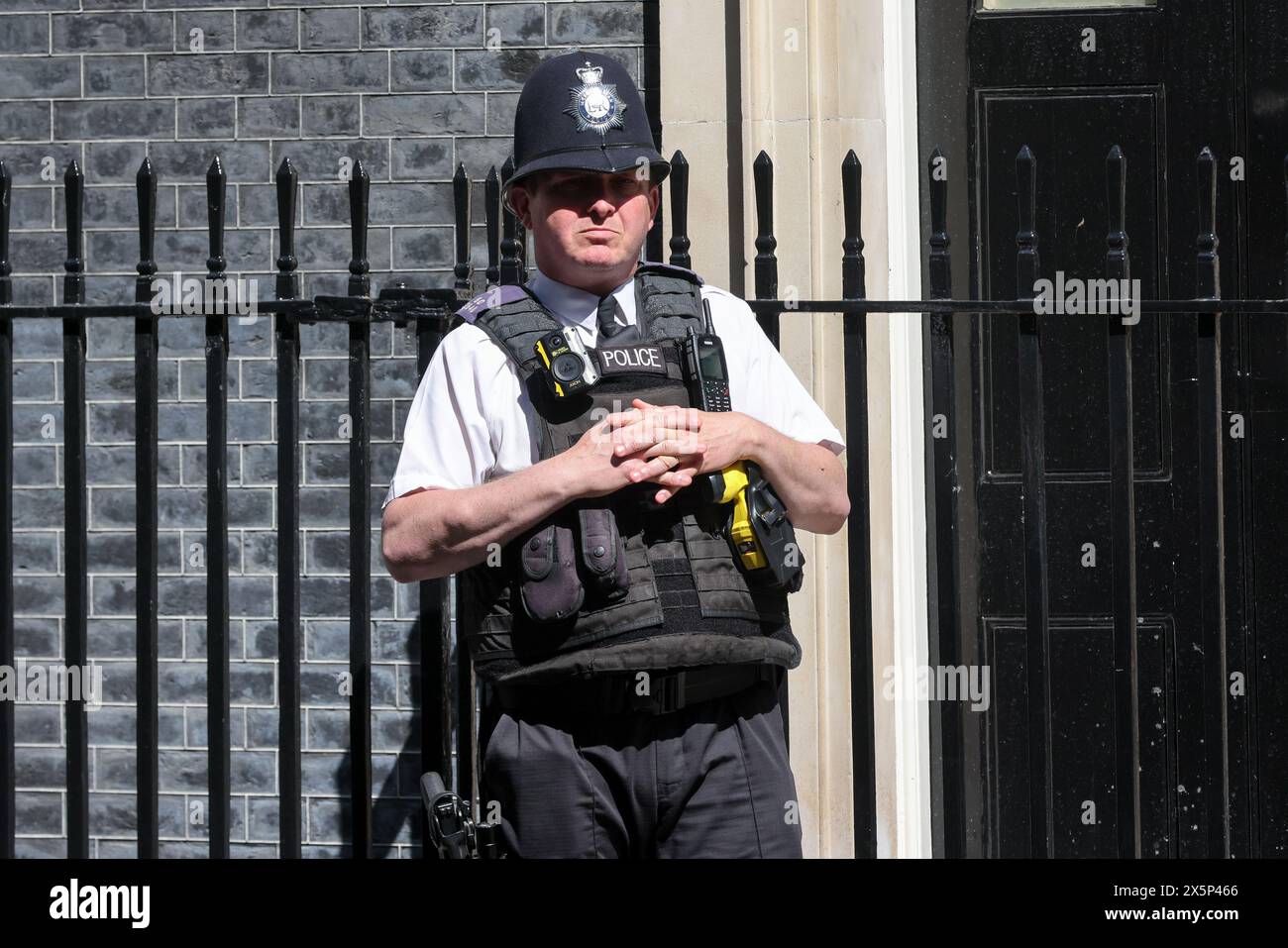 A police officer outside 10 downing street in westminster hi-res stock ...