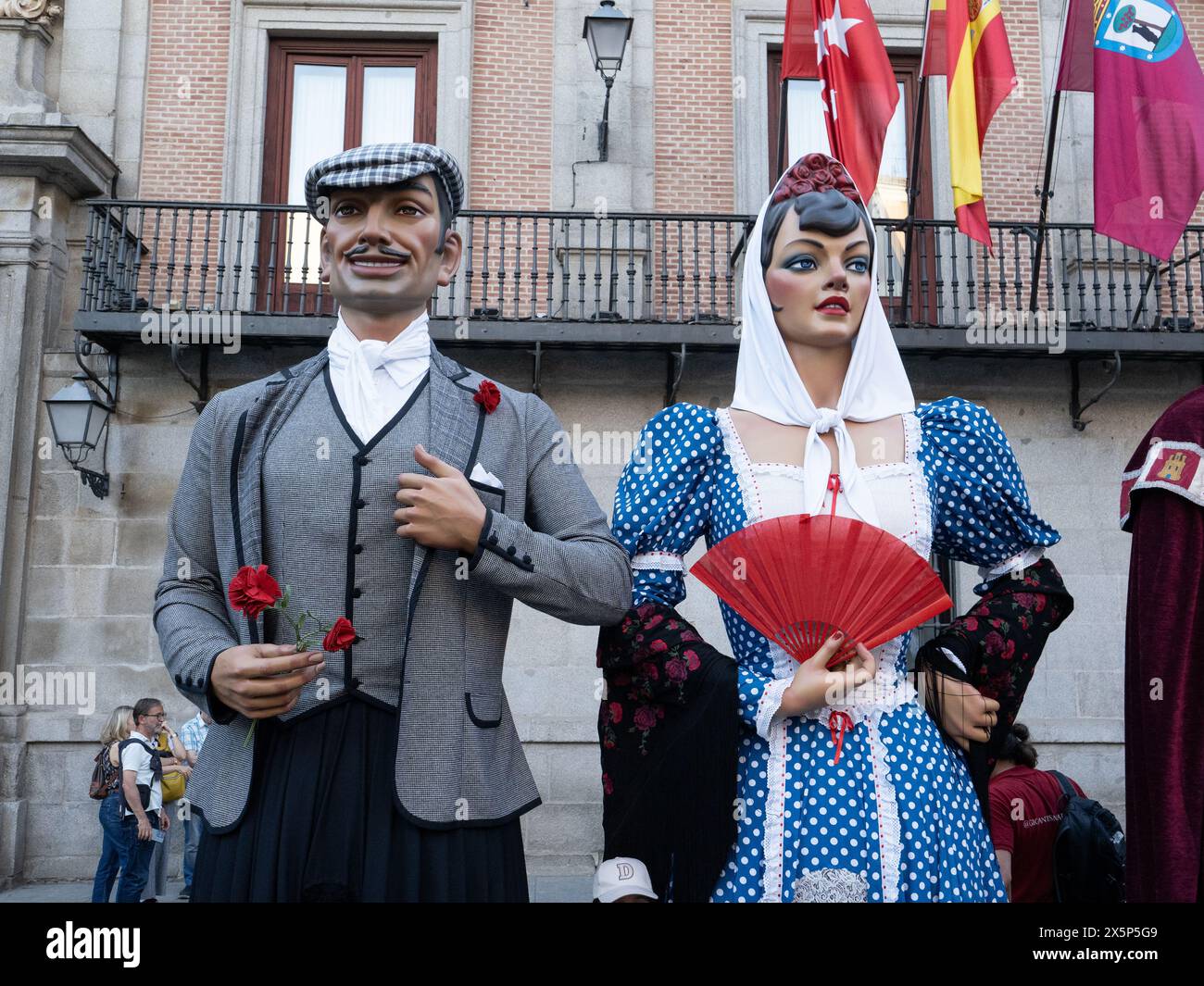Madrid, Spain. 10th May, 2024. The processional giants of 'El Chulapo ...