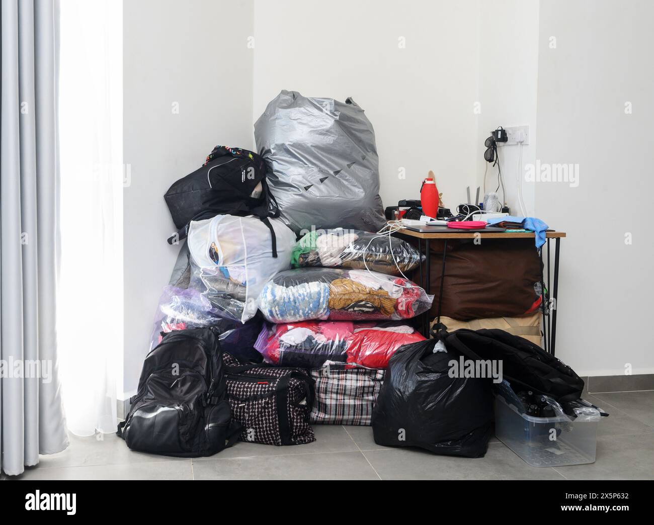 Moving to another country hi-res stock photography and images - Alamy