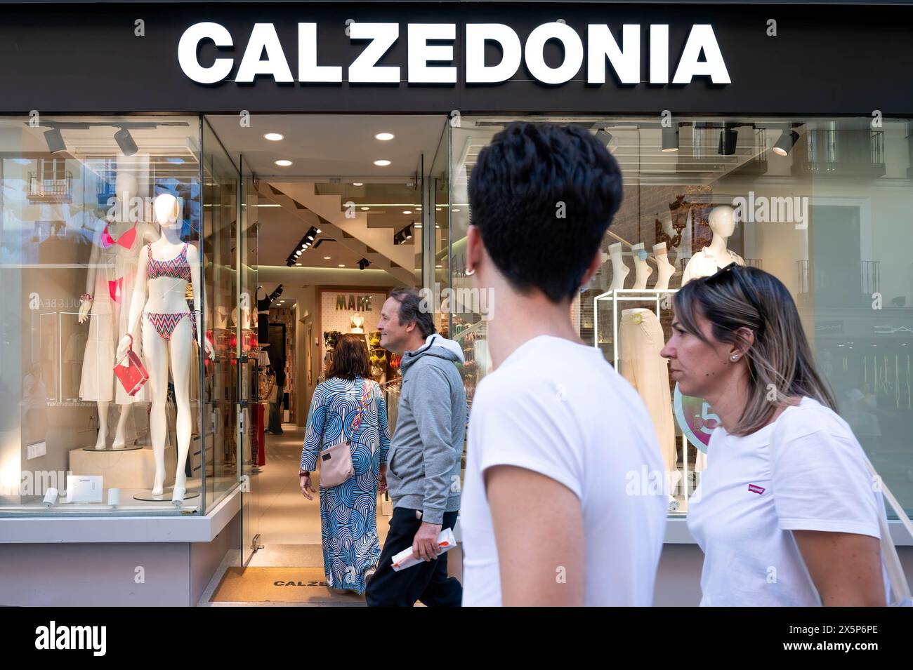 Calzedonia logo hi-res stock photography and images - Alamy