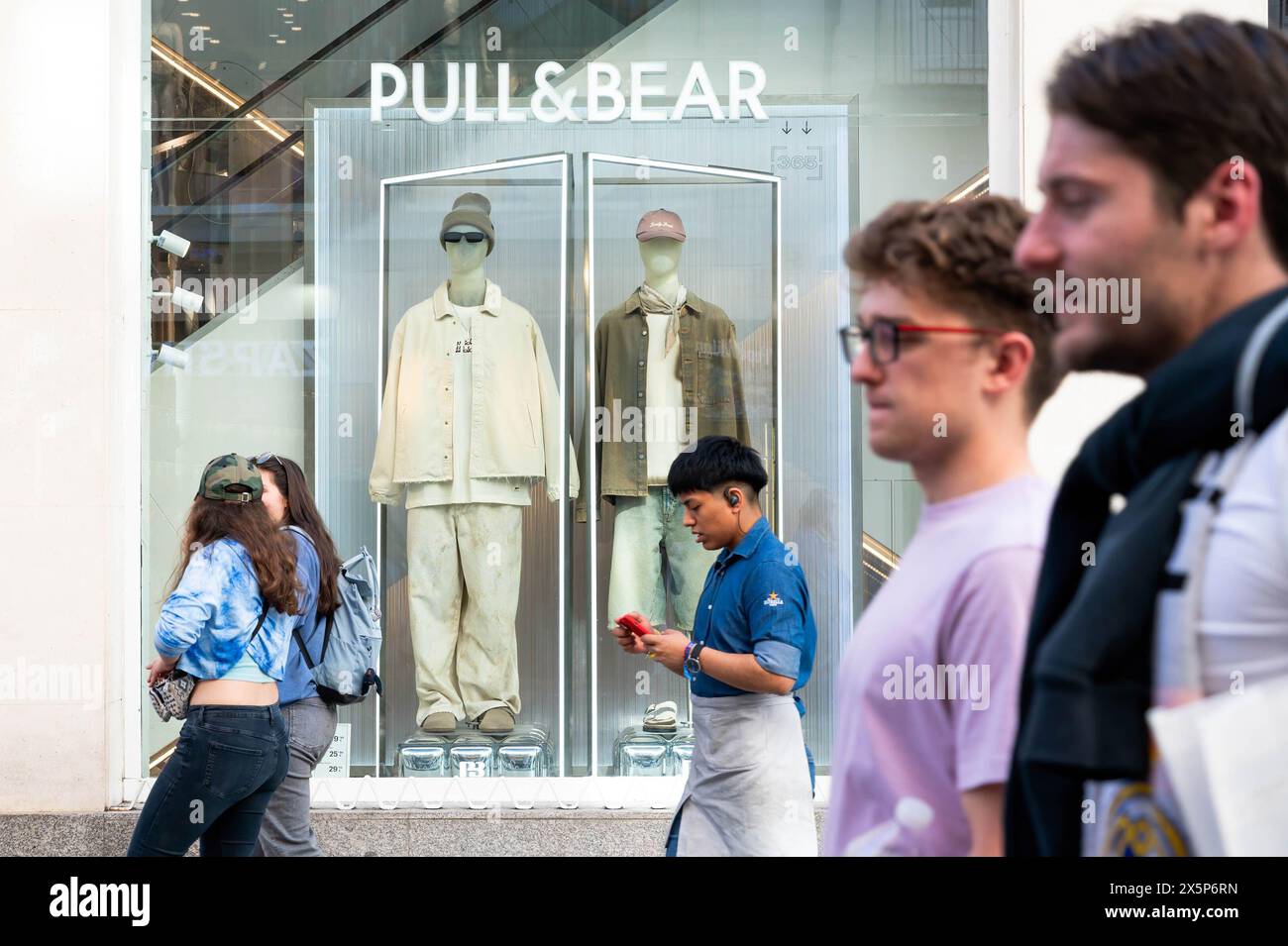 People walk past the Spanish multinational clothing design retail ...