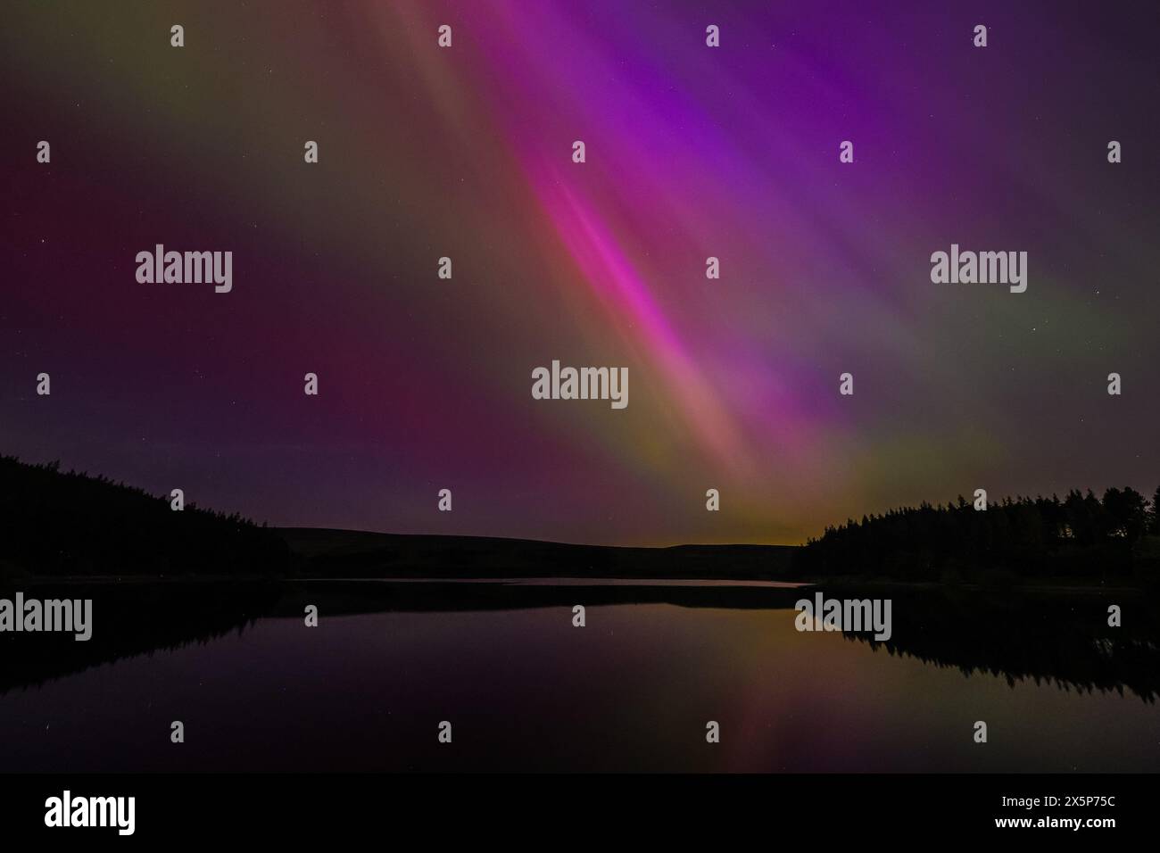 Northern Lights over Yorkshire at Langsett Reservoir, Barnsley, United ...