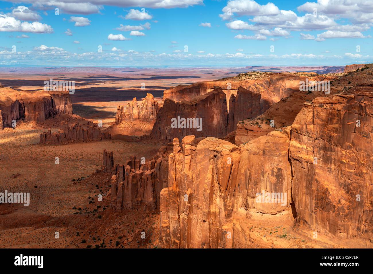 Rugged Monument Valley at secluded Hunt's Mesa with iconic butte, spire ...