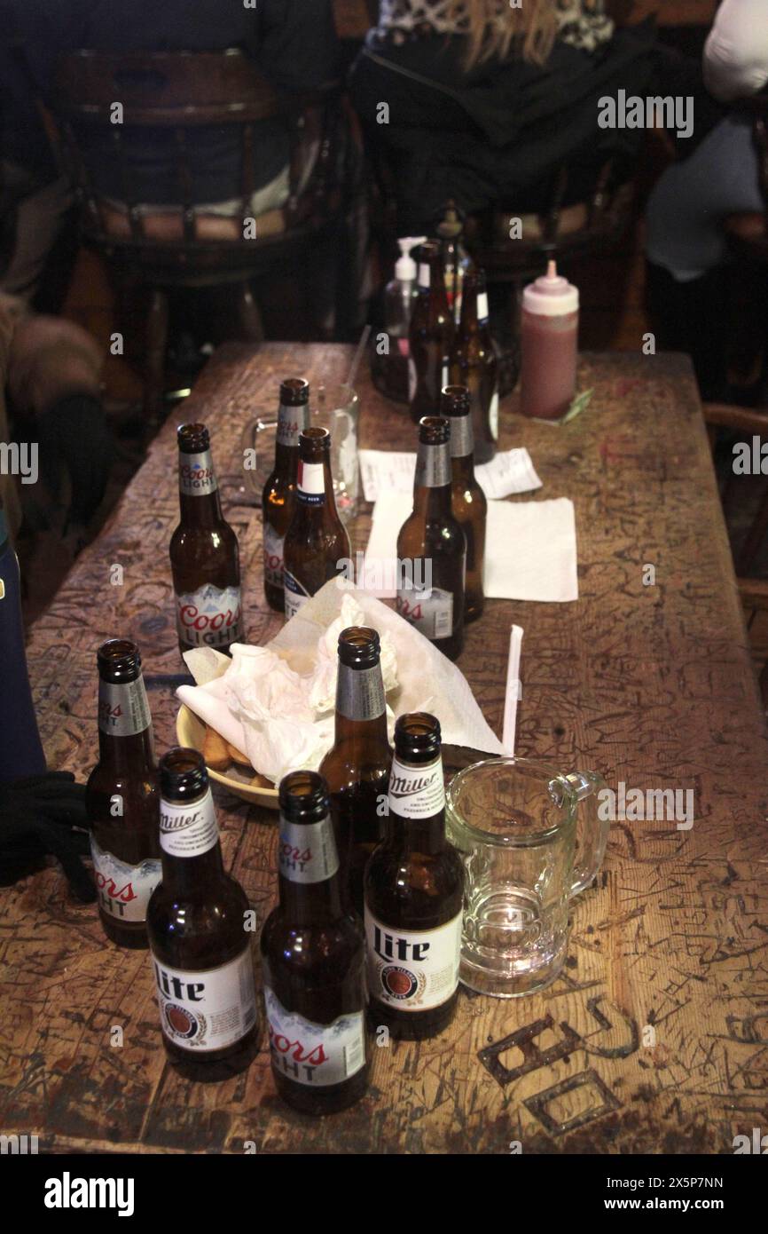 Empty beer glass table hi-res stock photography and images - Alamy