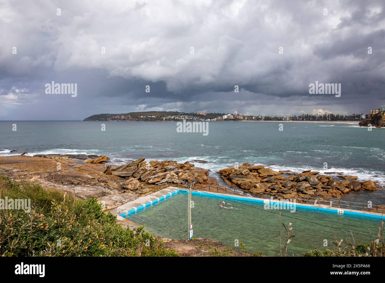 Freshwater suburb of Sydney, view over Freshwater rockpool to Manly ...