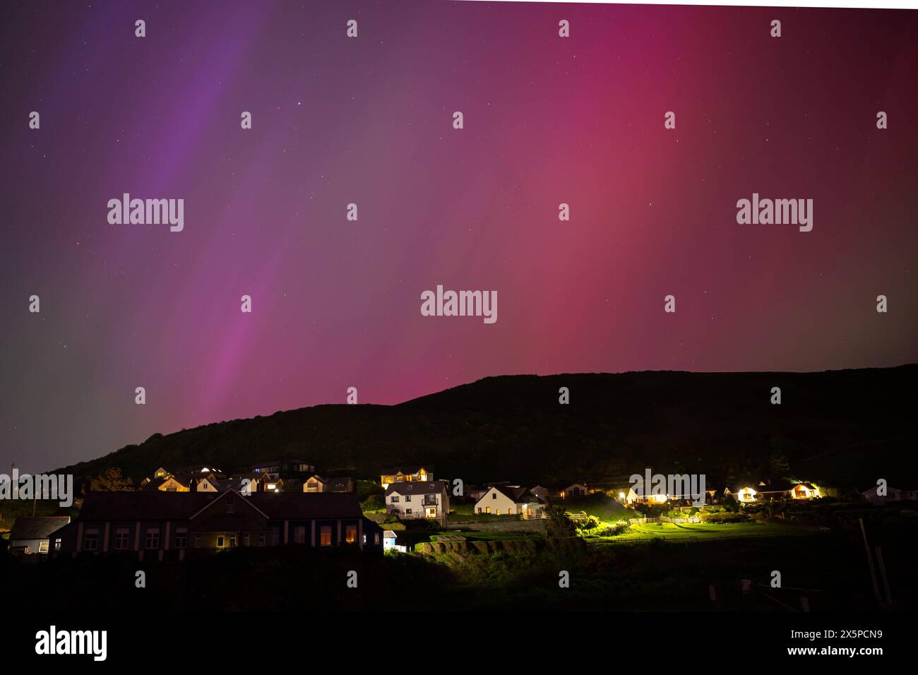 Aberystwyth, Ceredigion, Wales, UK. 10th May 2024 UK Weather: People in ...