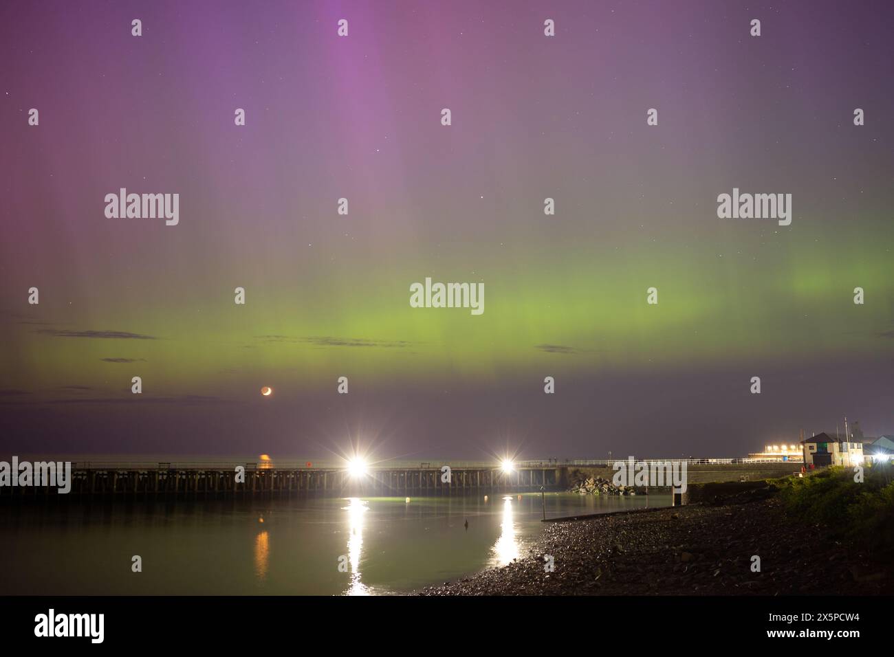 Aberystwyth, Ceredigion, Wales, UK. 10th May 2024 UK Weather: People in ...