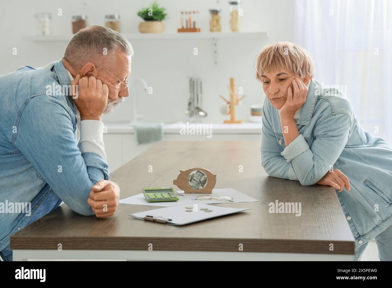 Couple sad money mature hi-res stock photography and images - Alamy