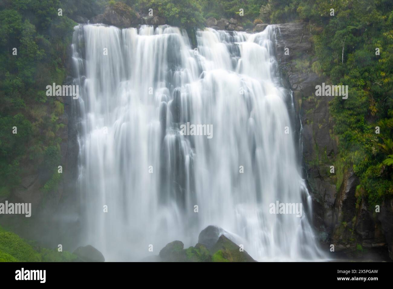 Marokopa waterfall hi-res stock photography and images - Alamy