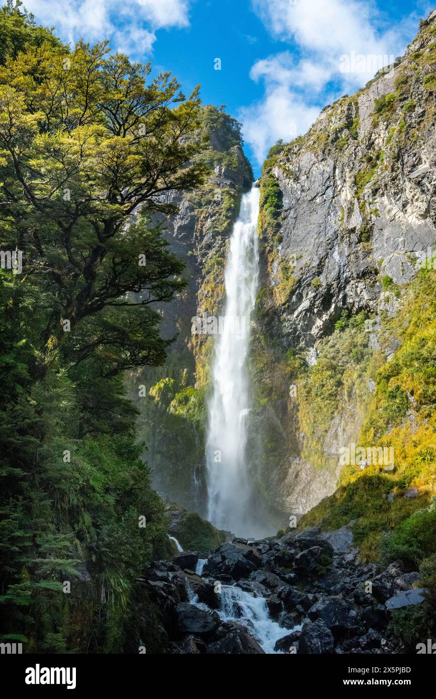 Devil's punchbowl waterfall hi-res stock photography and images - Alamy