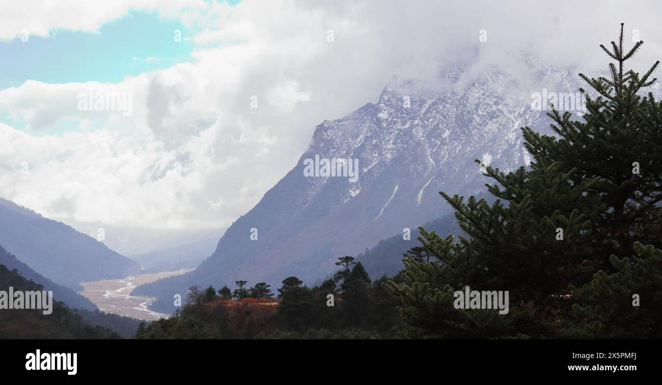 India travel himalayas sikkim foggy cloudy hi-res stock photography and ...