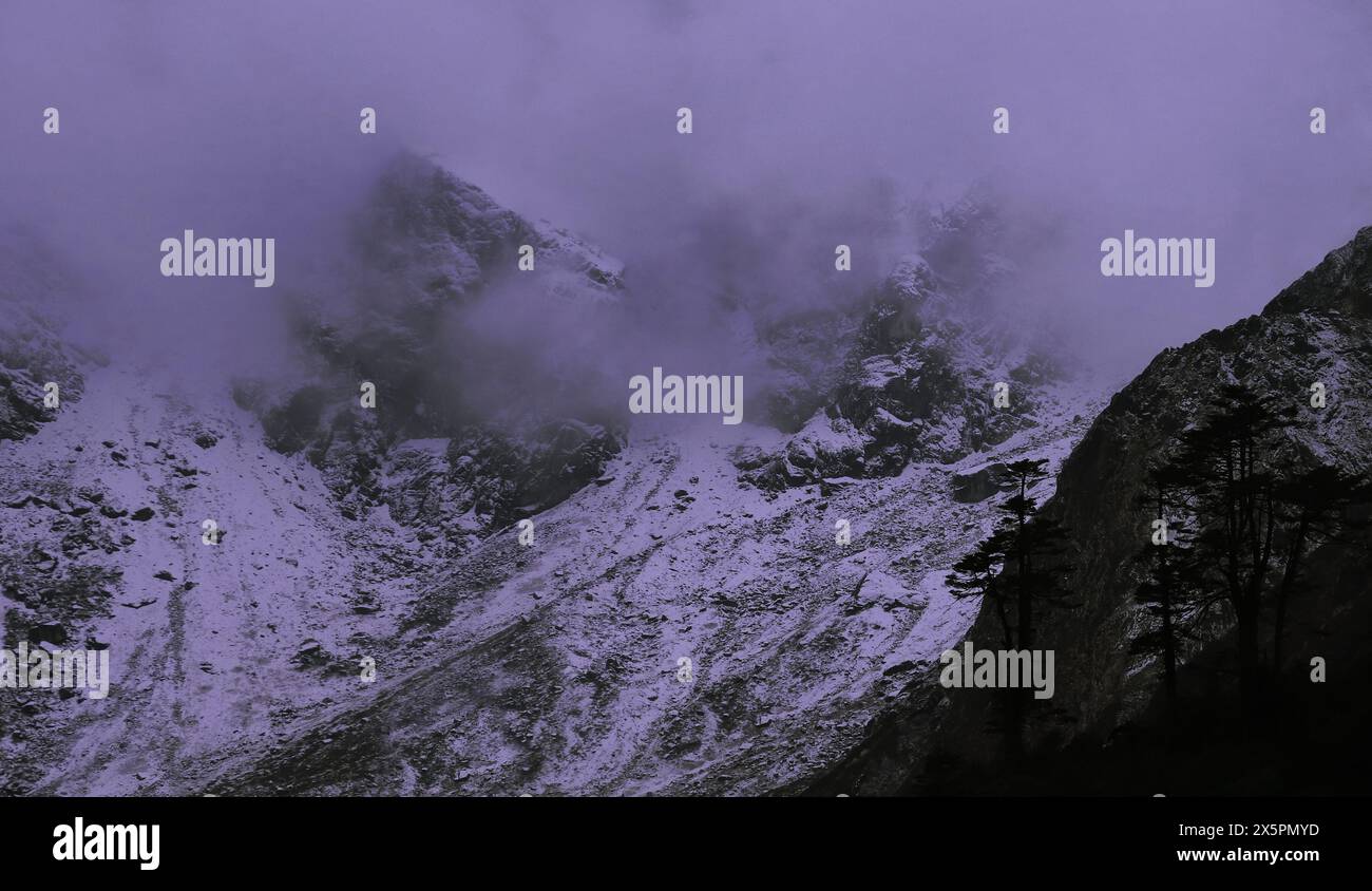 India travel himalayas sikkim foggy cloudy hi-res stock photography and ...