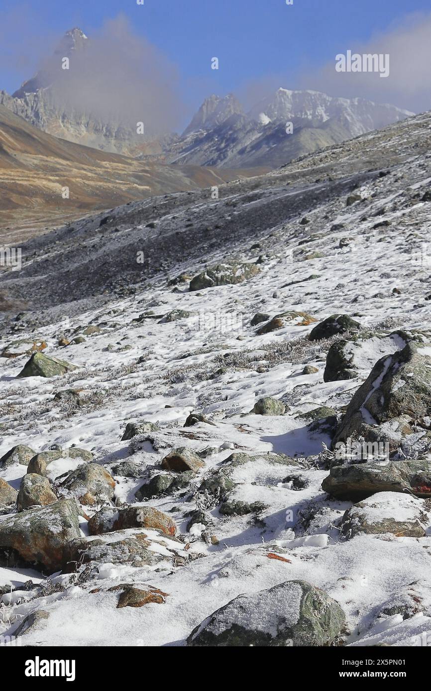 India travel himalayas sikkim foggy cloudy hi-res stock photography and ...