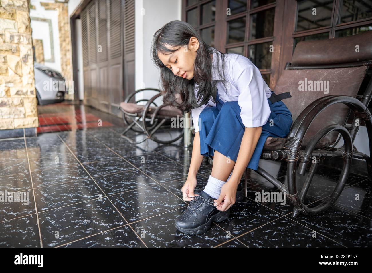 Schoolgirl wearing school uniform tying hi-res stock photography and ... Schoolgirl wearing school uniform tying hi-res stock photography and ...