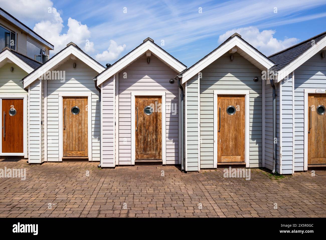 shaldon beach huts devon Stock Photo - Alamy