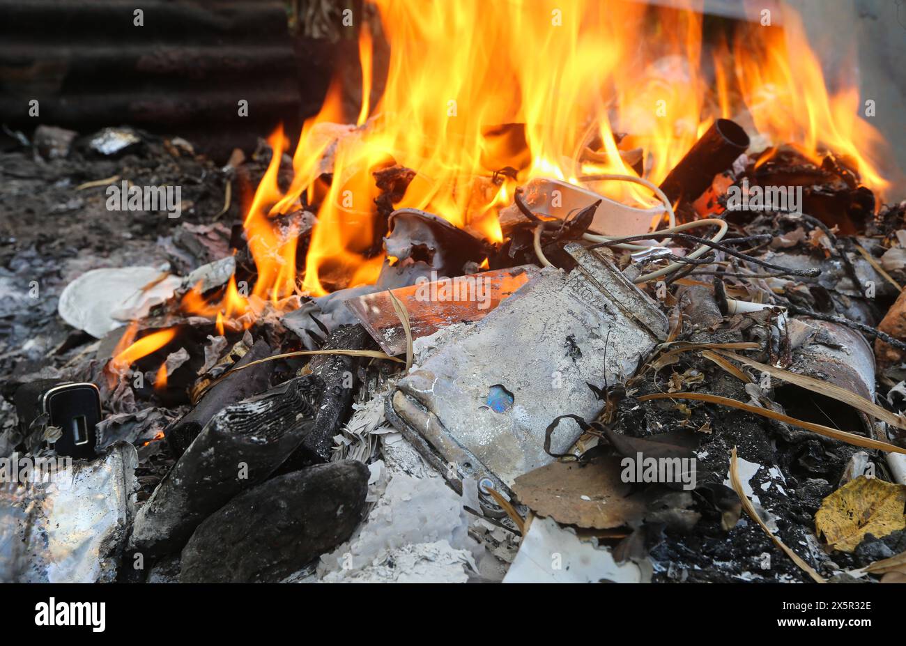 Philippines E waste pollution problem: Electronic burned among ...