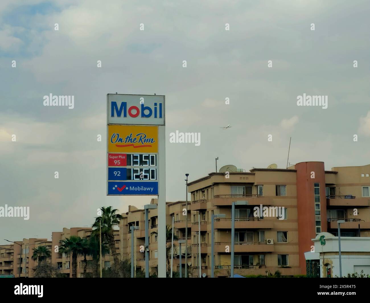 Mobil service station hi-res stock photography and images - Alamy