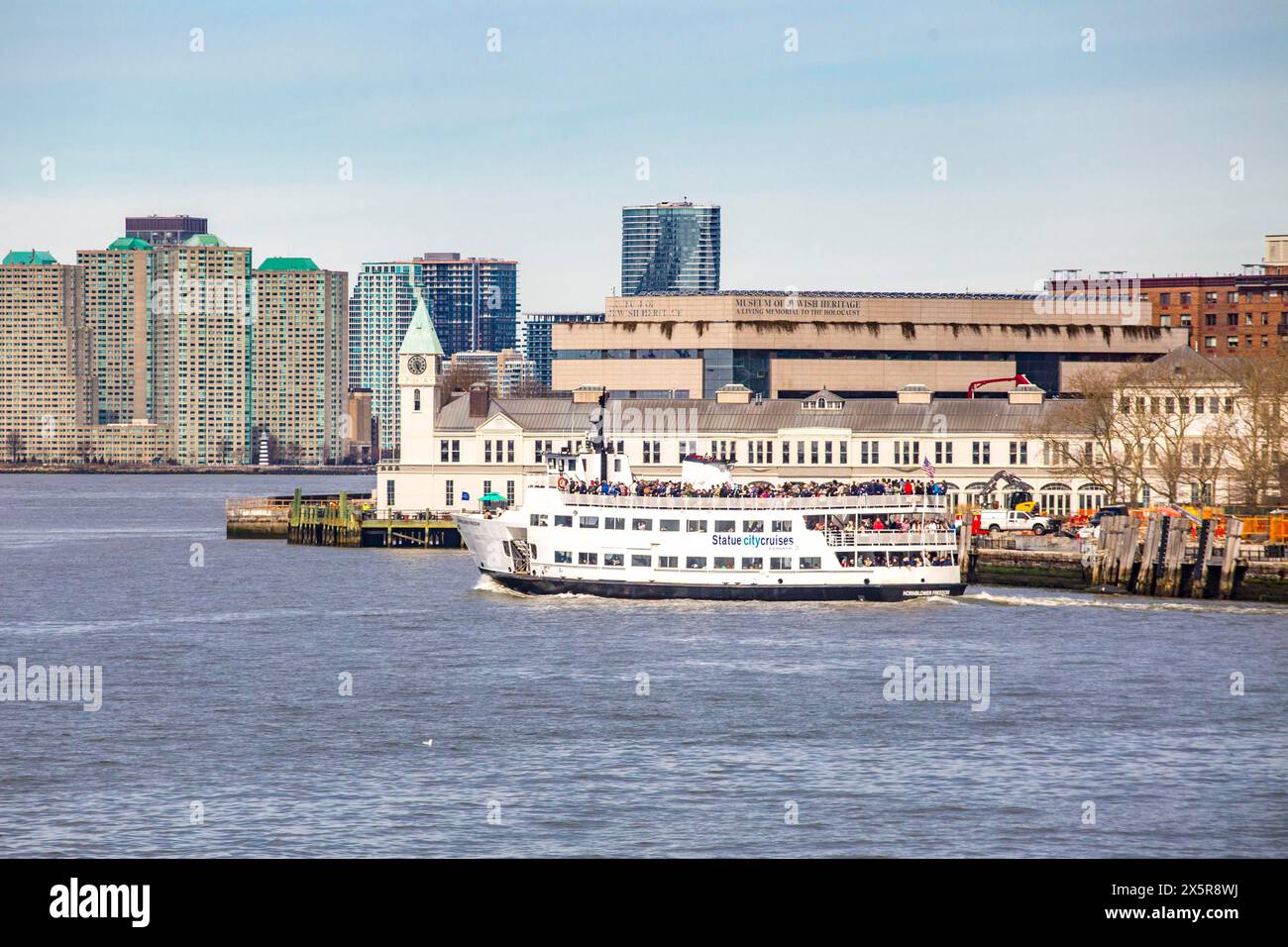 Excursion boat Statue Citycruises from Manhattan to the Statue of ...